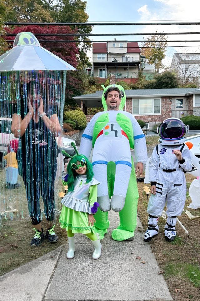 Get Cosmic with These 10 Space-Themed Family Costumes » EntrepreneurMindz
