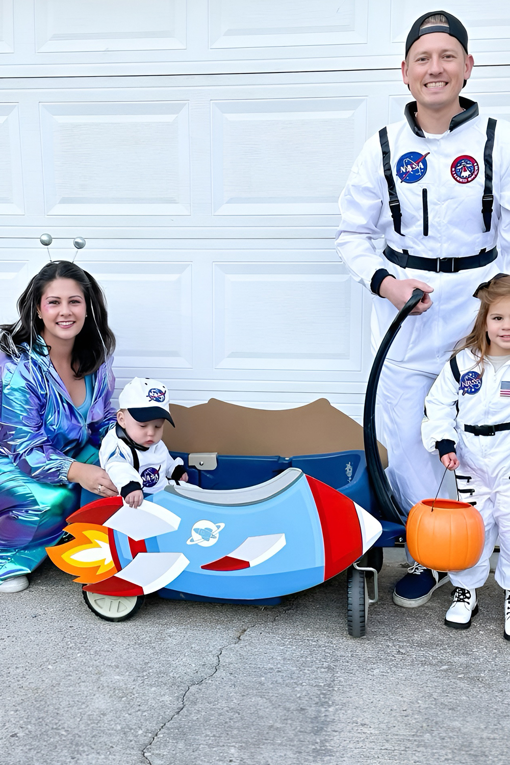 Get Cosmic with These 10 Space-Themed Family Costumes » EntrepreneurMindz